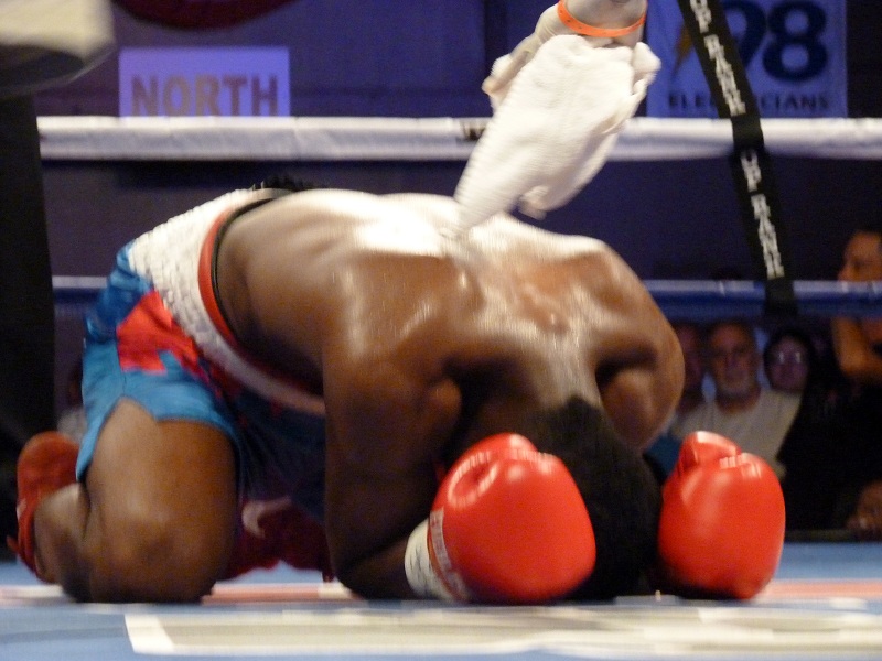 Mike Jones with easy win in stay busy fight: Wants Manny Pacquiao next!